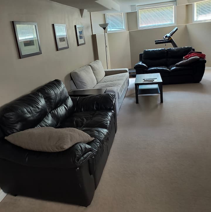 Comfortable & Quiet Basement Suite In Host's Home - Kingston