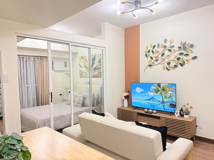 Tropical Vibe Cozy Luxe 1br W/ Netflix Near Bgc - Pasig