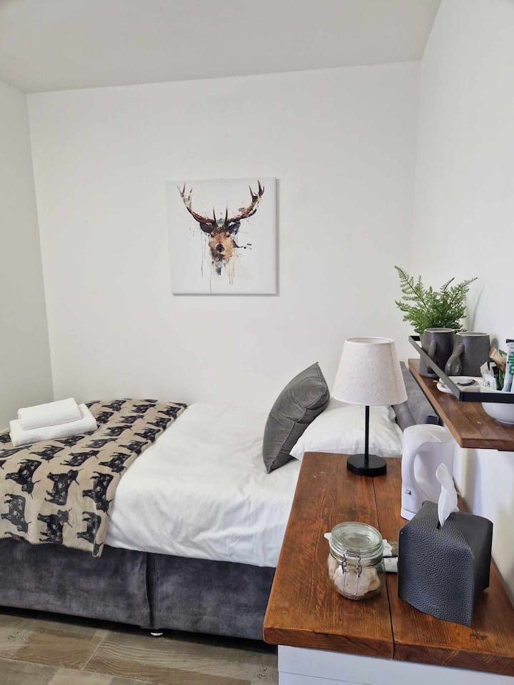 Room 4, Small Twin With Ensuite - Skye