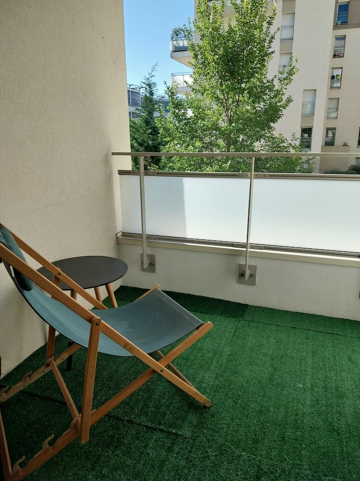 Lyon, Au Cœur De  Soie.  Terrasse, Tram Et Métro - Vaulx-en-Velin