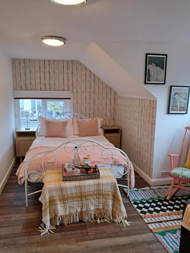 Close To Beach Airport And Trains, Sleeps 2 - Southend-on-Sea