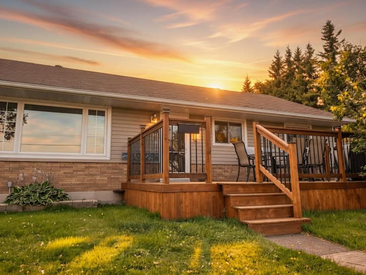 Entire Stunning Home: 6 Beds, 2 Kitchens, Deck - Sault Ste. Marie