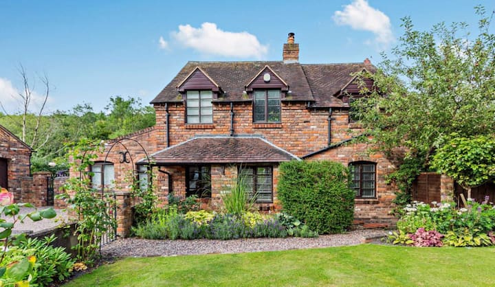 Home From Home By The River - 英國