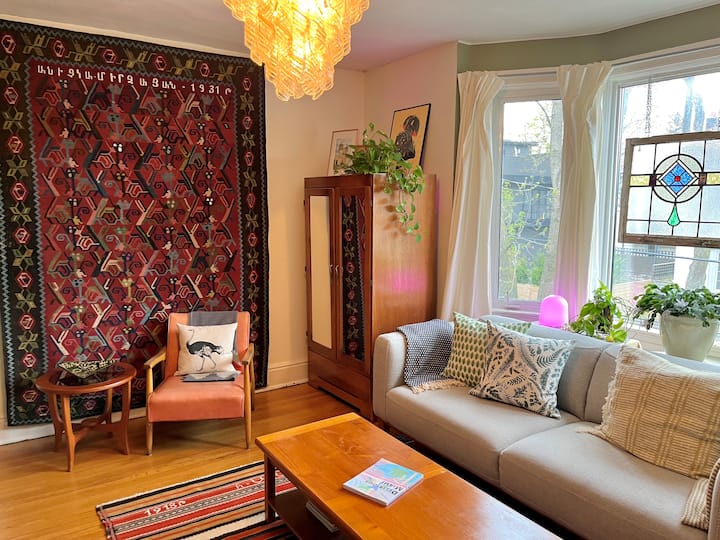 The Treehouse: Cosy Haven In The Annex! - Toronto