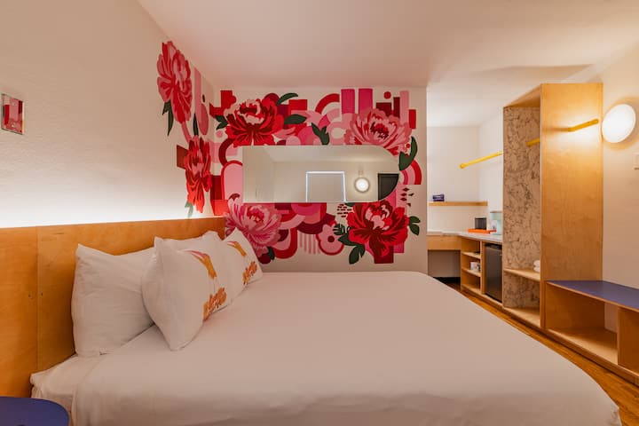 Precious Peony Room: 1 King Bed + Workspace - Nashville, TN