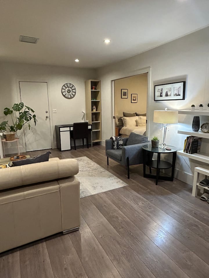 Bright Ground Level 1200sq Edgemont 20 Min To Dt - North Vancouver