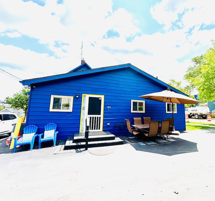 Big Blue Ann Arbor 500 Ft From The Big House - Ann Arbor, MI
