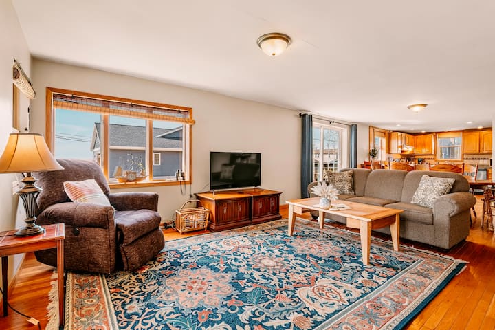 The Smiling Bear Cabin | Lake Michigan Views! - Two Rivers, WI