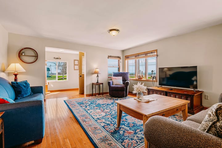 The Smiling Bear Cabin | Lake Views, Large Yard! - Two Rivers, WI