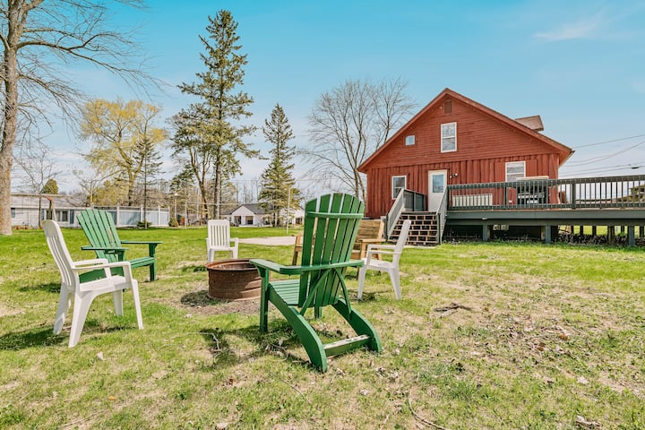 The Smiling Bear Cabin | Lake Views, Large Yard! - Two Rivers, WI