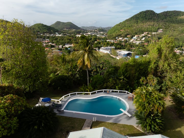 Spacious Bungalow Sea View, Pool, Patios
Cot
Cook - Saint Lucia