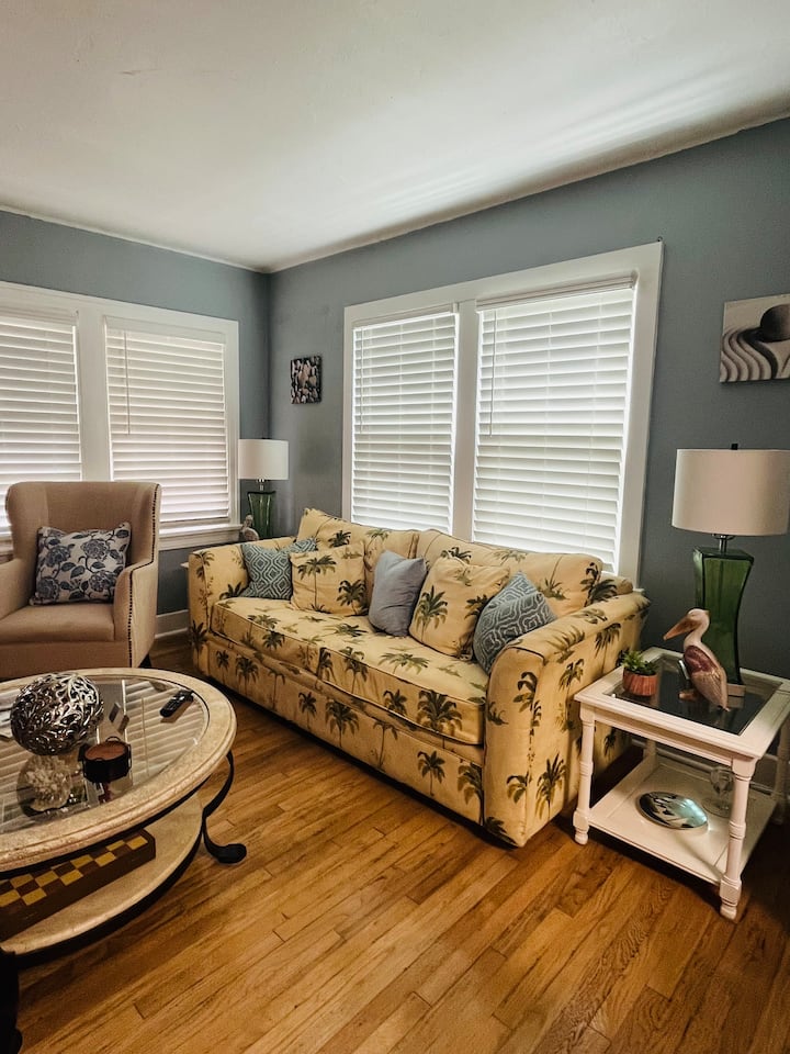 The  Edge Of The Burg-2br, 1 Bath, Fenced Yd (28h) - Pinellas Park, FL