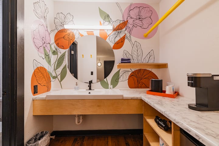 The Pretty Primrose Room At The Iris Motel! - Nashville, TN