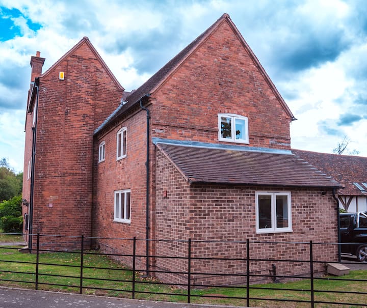 Farmhouse Apartment Near Nec, Easy Self Check In! - Staffordshire