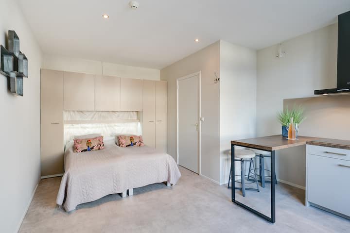 Studio Op Begande Grond In Appartementencomplex. - Groet