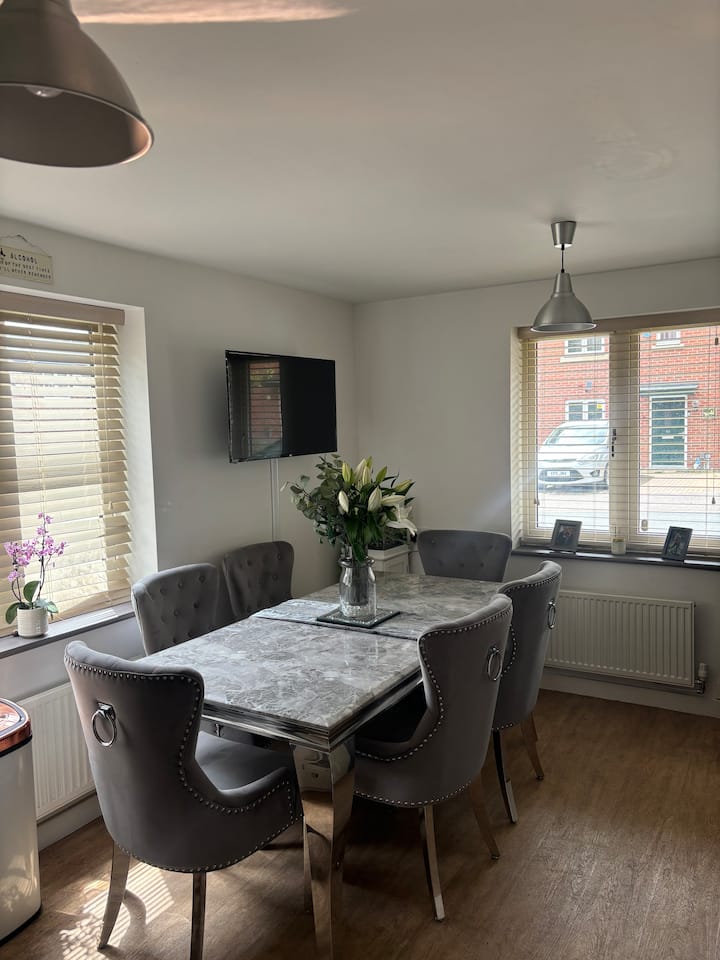 Lovely Large Room
& Private Bathroom - Northampton