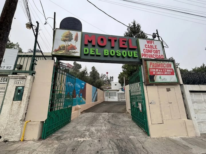 Del Bosque: Habitación + Cochera 24/7 + Wifi - Tijuana