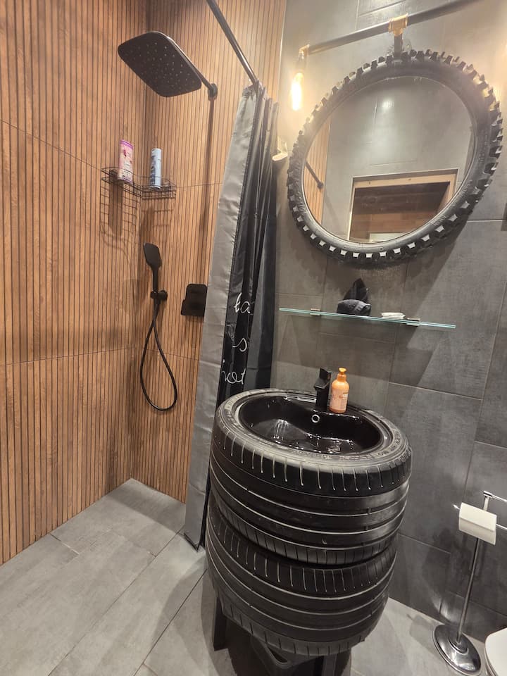 Pearl In The Heart Of The City (A/c+netflix) - Budapest