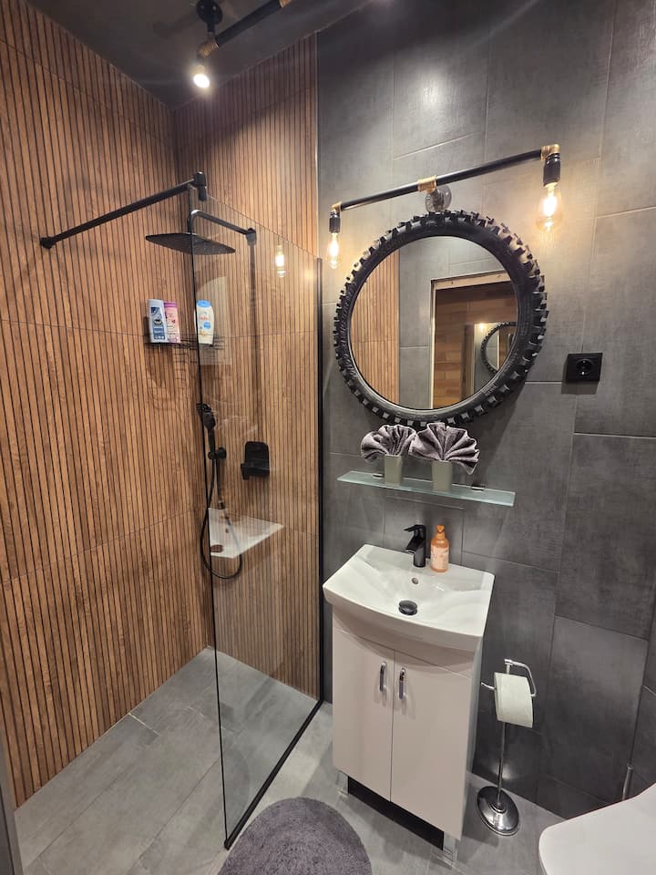 Pearl In The Heart Of The City (A/c+netflix) - Budapest