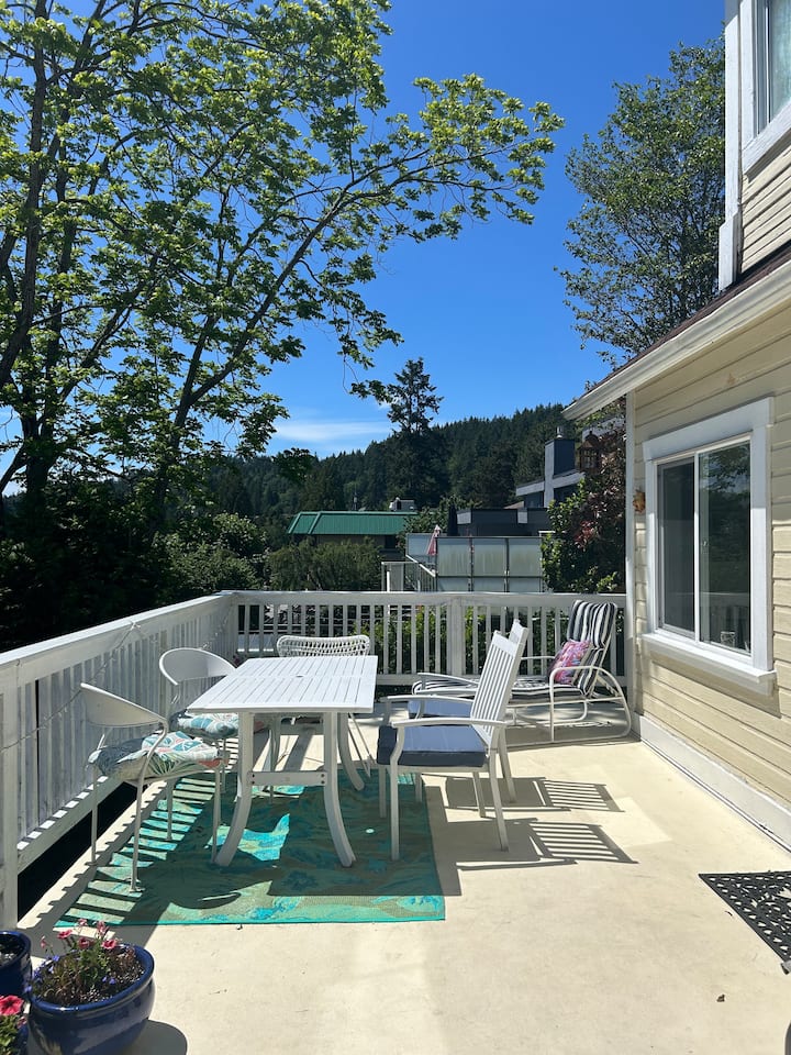 Amazing Views From A Beautiful Heritage Home - Gibsons
