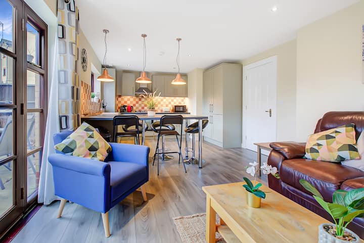 Spacious 2 Bed Apartment, Near Rail And Tube. - Chingford