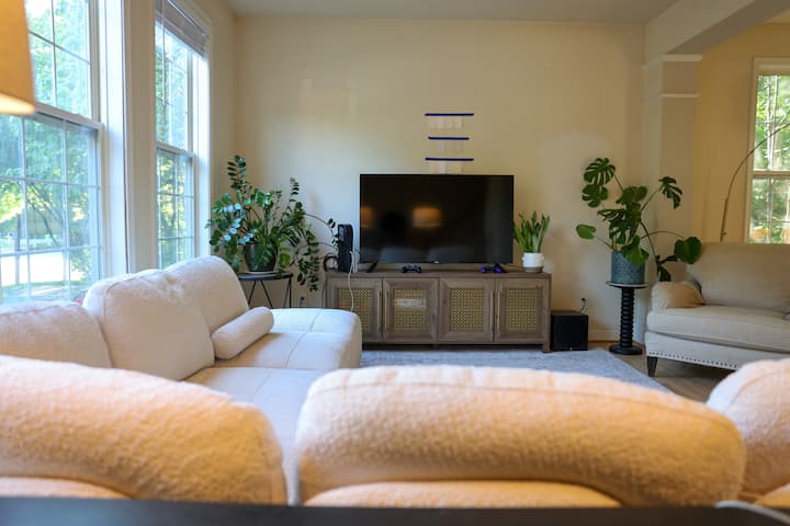 Family-friendly 3br Home W/ Workspaces, Gym, Grill - Charlottesville, VA