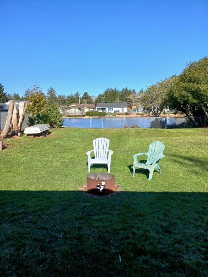 Canal Front Home, Accessible, Cozy & Relaxing - Ocean Shores, WA