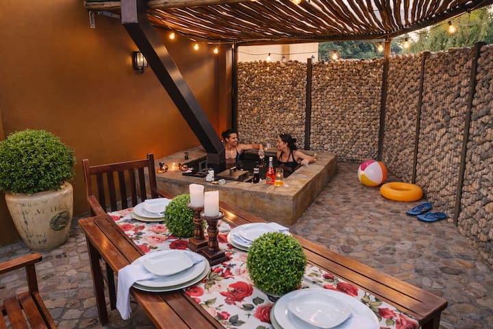 Anne's Favorite | Hot Tub | Under Oak Cottages - Wolseley