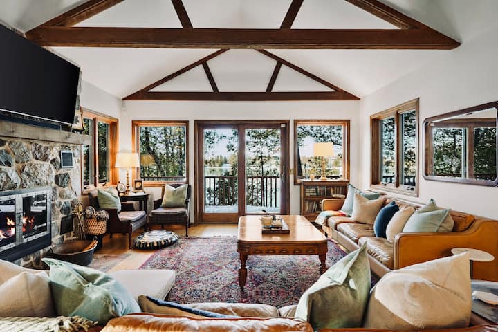 Fernwood Lodge Elkhart Lakehome:
Pier, Kayaks, Tub - Elkhart Lake, WI
