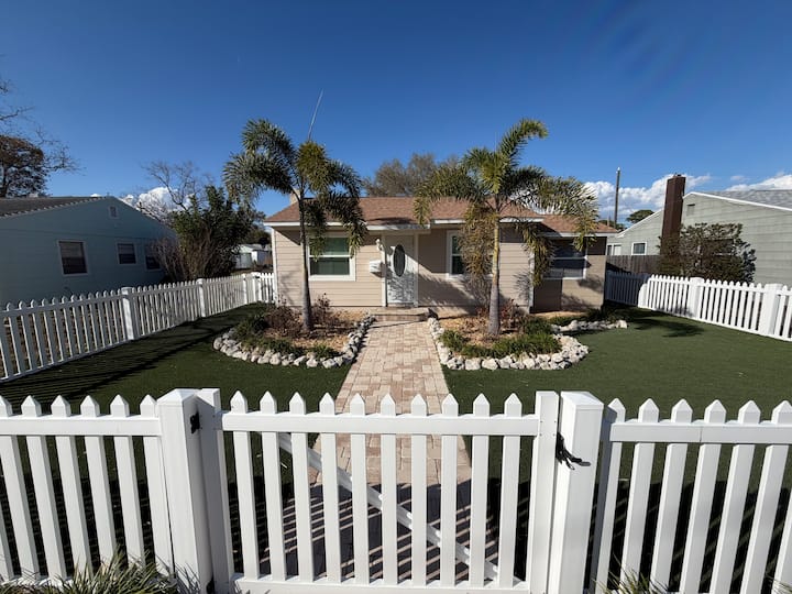 Sunshine Escape | Dogs Welcome • Prime Location - St. Petersburg, FL