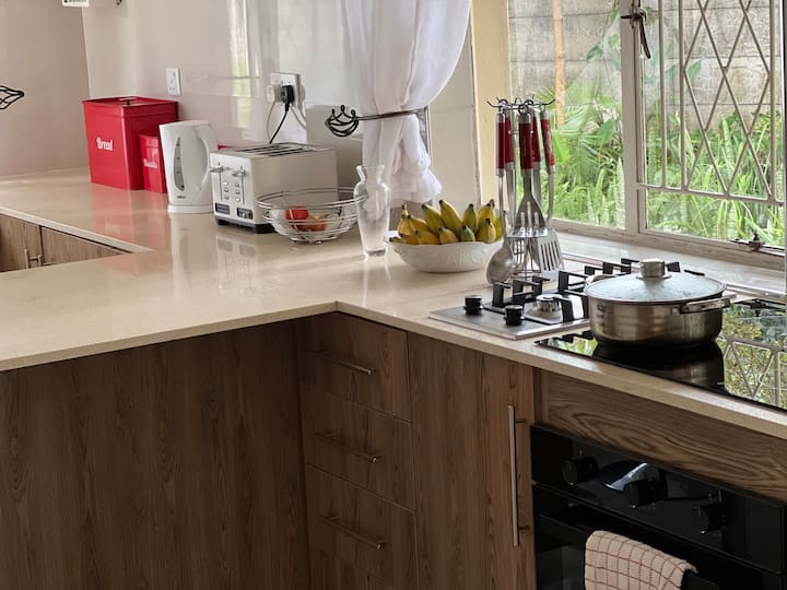La 69 Holiday Home - Modern, Secure And Clean 3-bedroomed House In Belvedere. - Harare