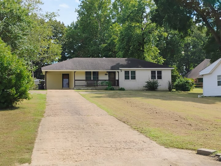 Tilly's House King Bed 4/2/2 Dog Friendly - Jonesboro, AR