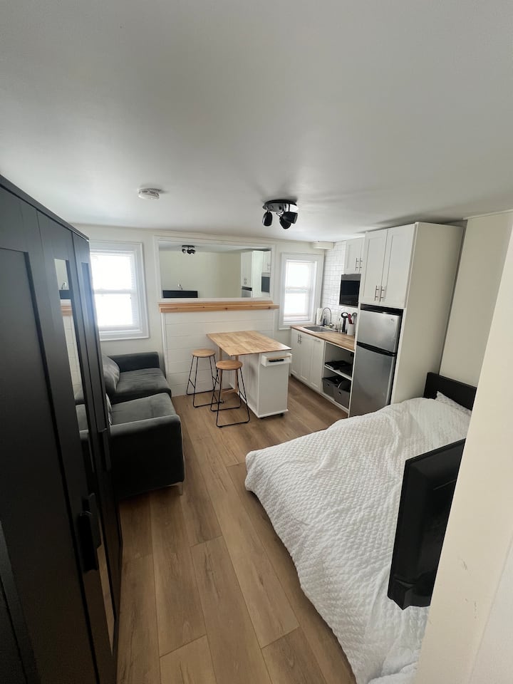 Private Studio Apartment Downtown Bowmanville 1car - Newcastle, ON, Canada