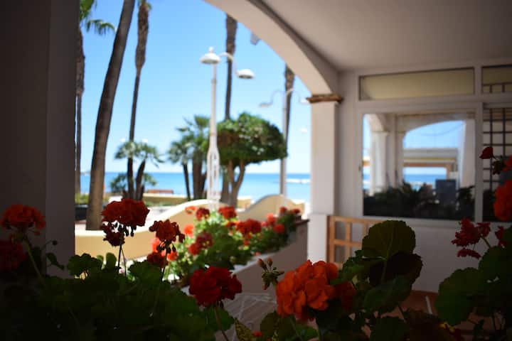 Beachfront Gem On The Promenade - Benalmádena