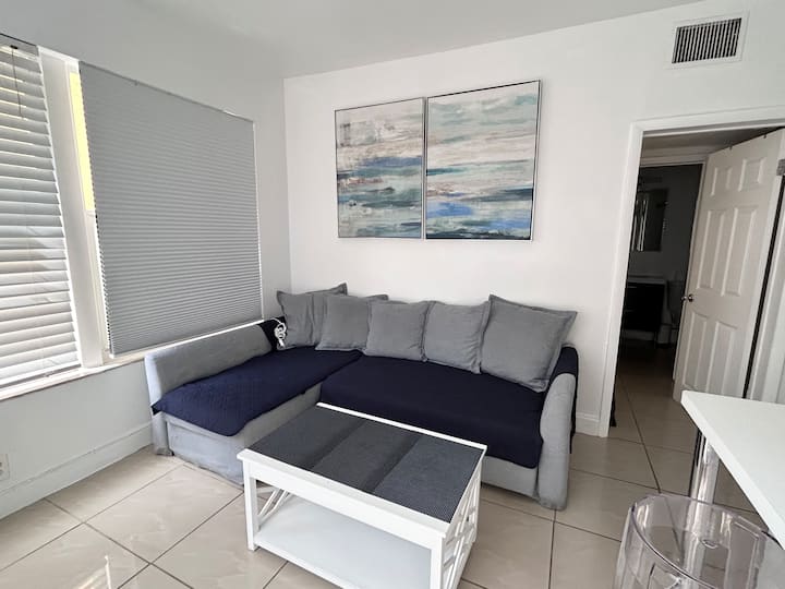 South Beach Gem. 1 Bedroom Apartment - Miami Beach, FL