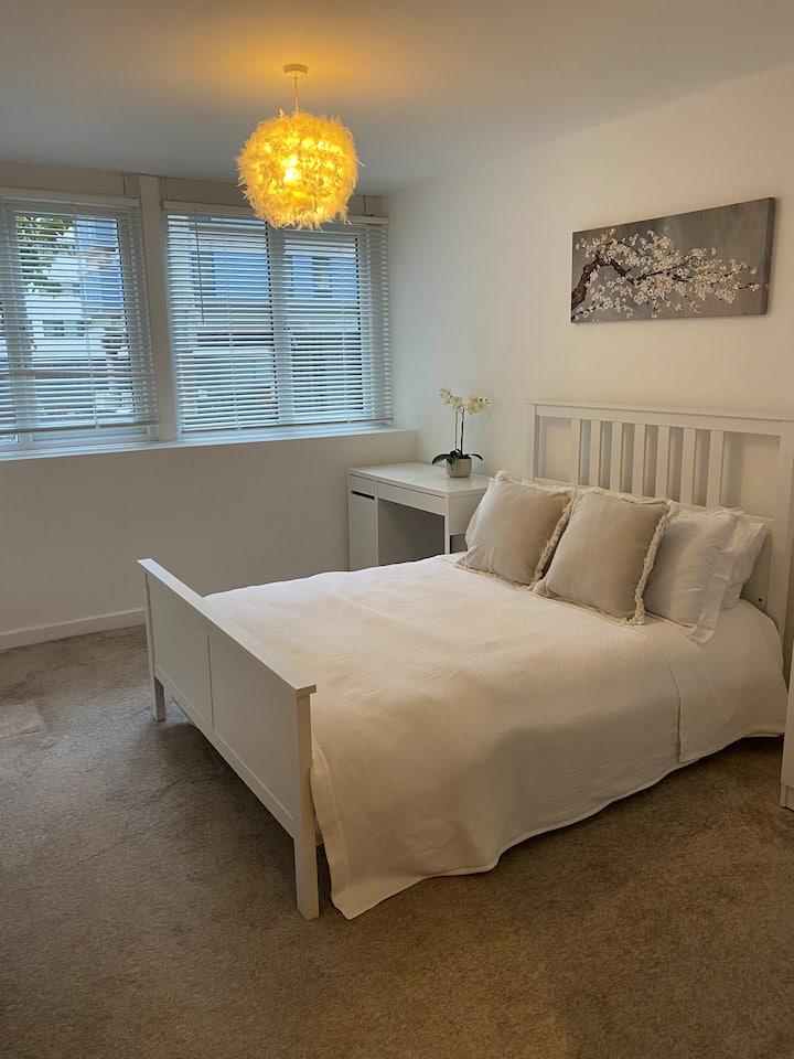 Modern 2 Bed City Centre Apartment - Fareham