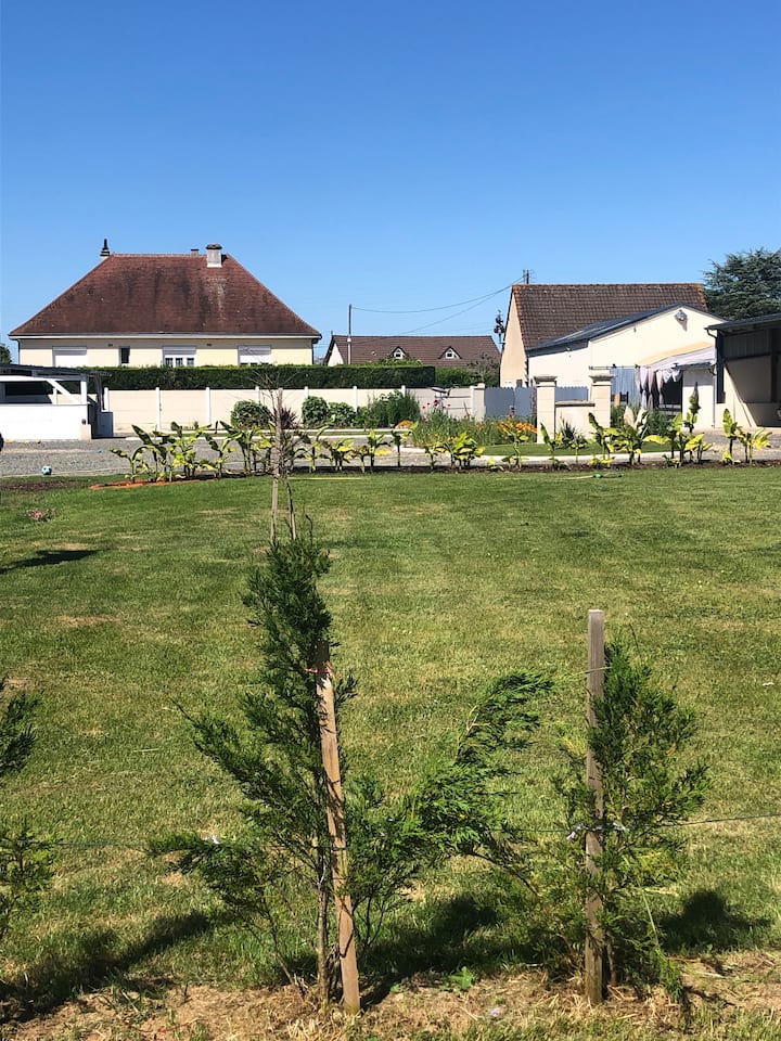 Maison, Terrain, Parking Privé Sécurisé - Issoudun