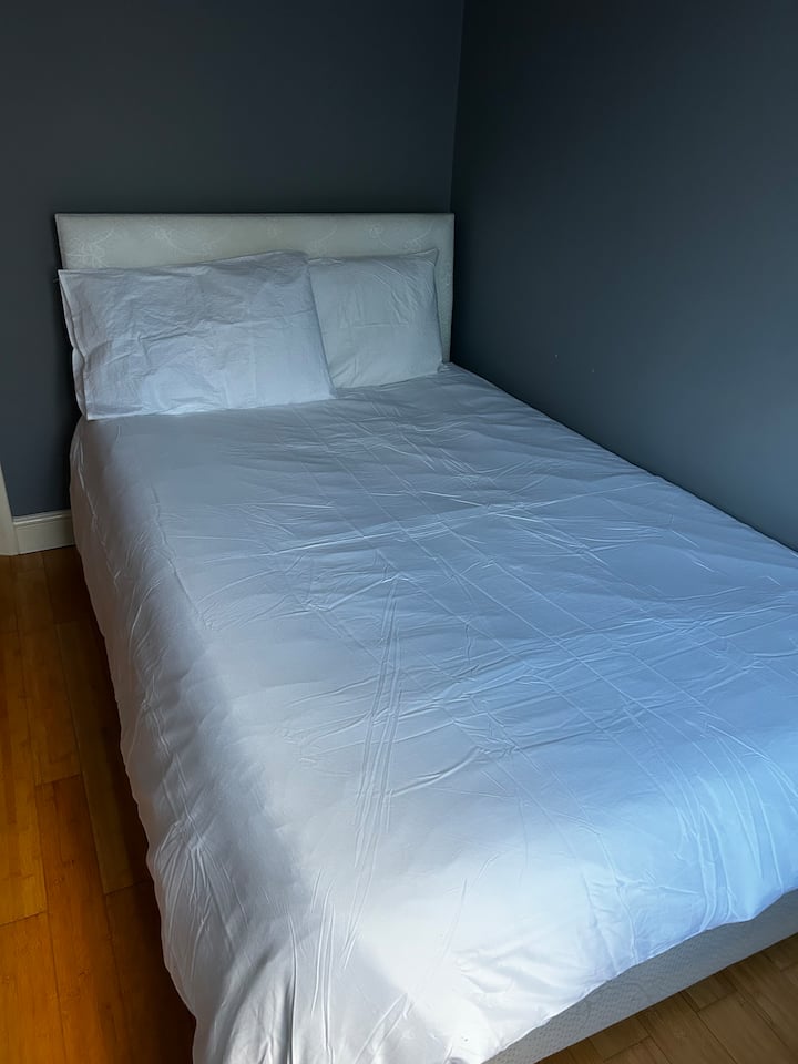 Hj Home Single Room With Comfy Double Bed - Surbiton