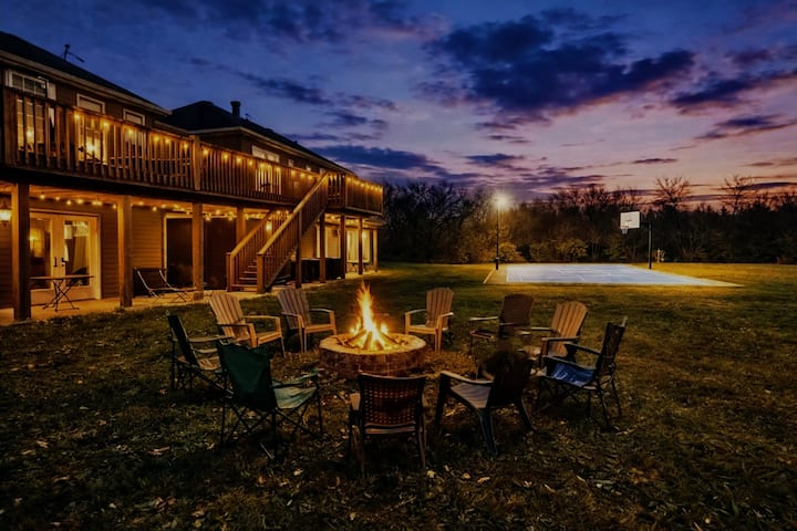 Sleeps 16 | 20 Acre Private Estate + Pond + Sports - Spring Hill, KS