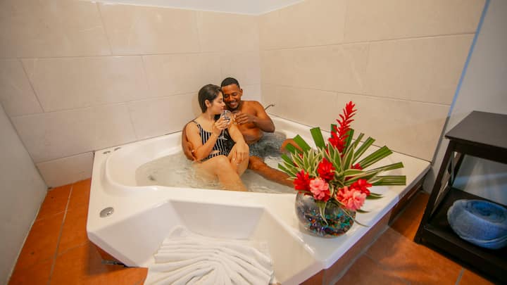 Downtown Studio W/private Hot Tub By Arenal Homes - La Fortuna