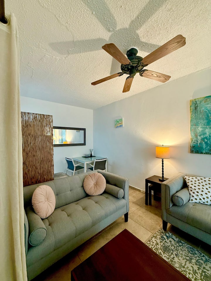 Playera @ White House By The Beach - San Juan