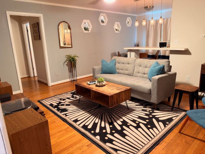 Retro One Bedroom Steps From Everything You Need! - Carrboro, NC