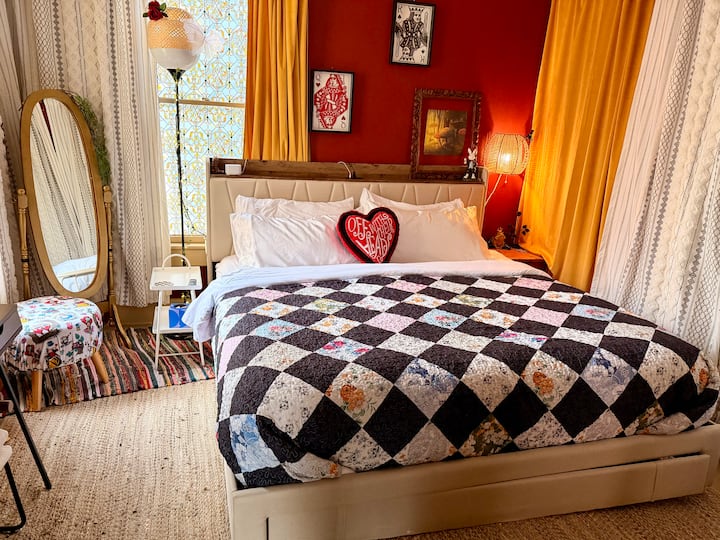 The Rabbit Hole Retreat~ A+ Walkability Eclectic - University Heights – Indianapolis