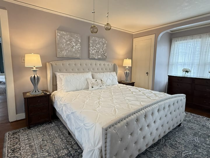 Walk To Ud | 3br House W/ King + Parking - Dayton