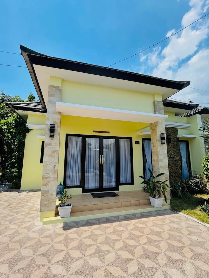 Cozy And Comfortable House Near Senggigi Beach - Mataram