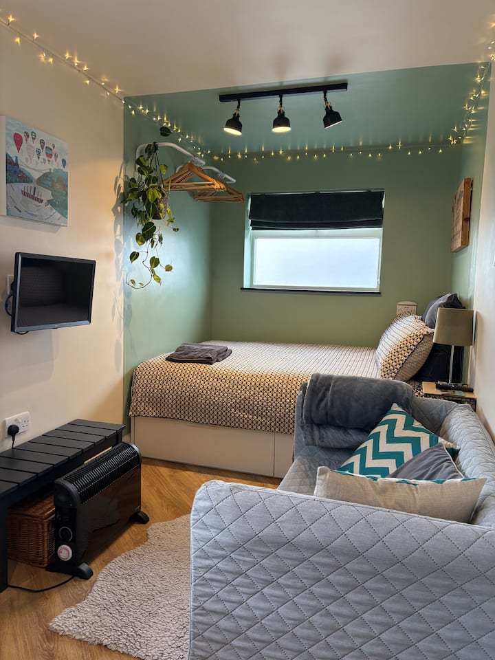 Modern Studio W/kitchen In Quiet Suburb - Bristol