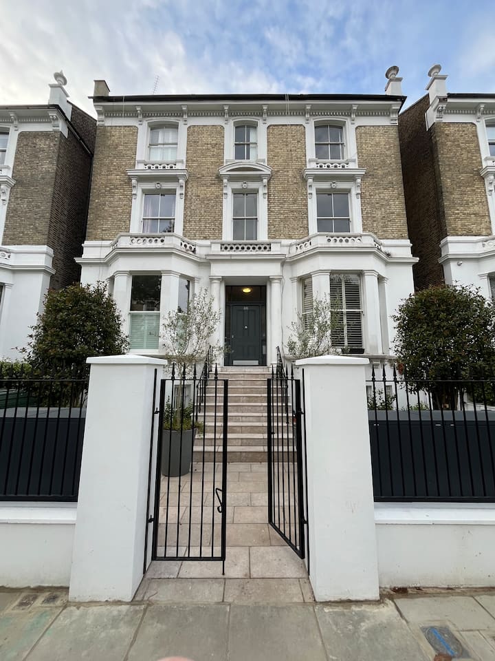 Arty Period Flat Near Portobello Road - London