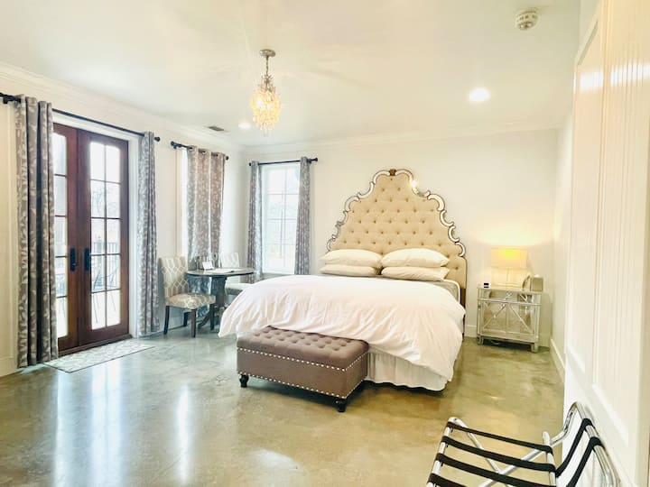 Emigrant's Inn - No. 1 Washington Street Suite. - Fredericksburg, TX