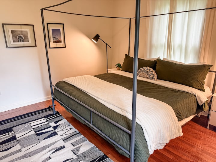 Hideout 5 Min To Downtown 🌆 W/ King Bed & Driveway - Neyland Stadium Knoxville