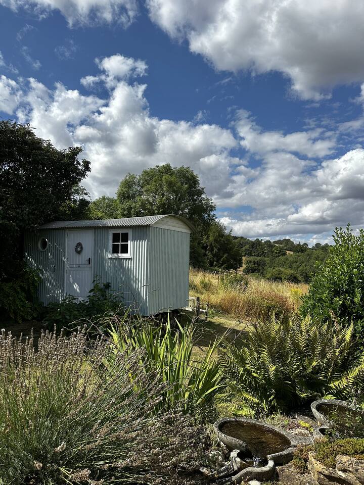 Retreat At Hill Hut - Stroud, UK